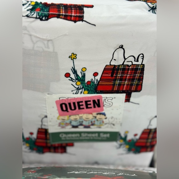 Peanuts | Bedding | Peanuts Snoopy Queen Sheet Set With Red And Green ...